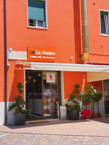L'ingresso arancione de La Fenice Sushi One in Via Roveggia a Verona