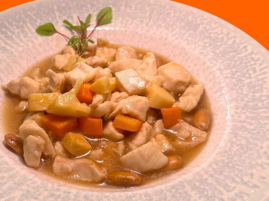 Pollo saltato con bambù, funghi e verdure servito in piatto fondo